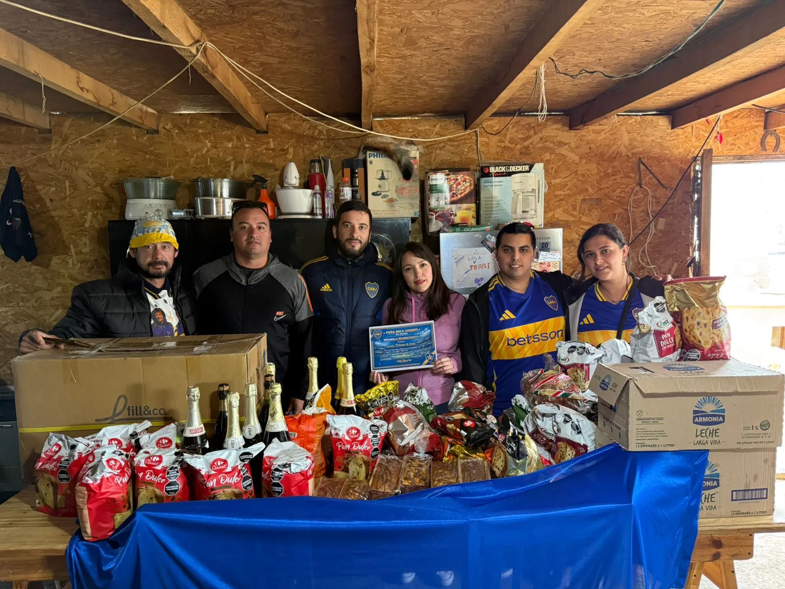 La Peña de Boca en Río Grande cerró el año con una donación al comedor ...