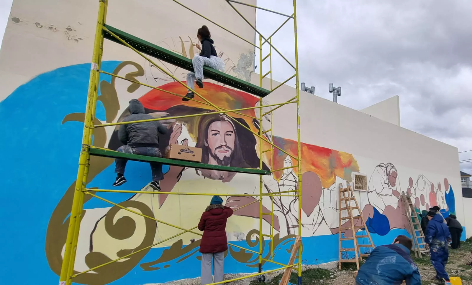 Pintan un gran mural en el barrio AGP