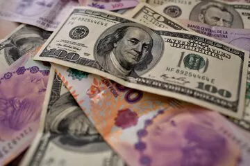 ¿Qué implica dolarizar la economía argentina?