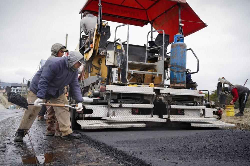 Comenzó la pavimentación de la calle Los Ñires