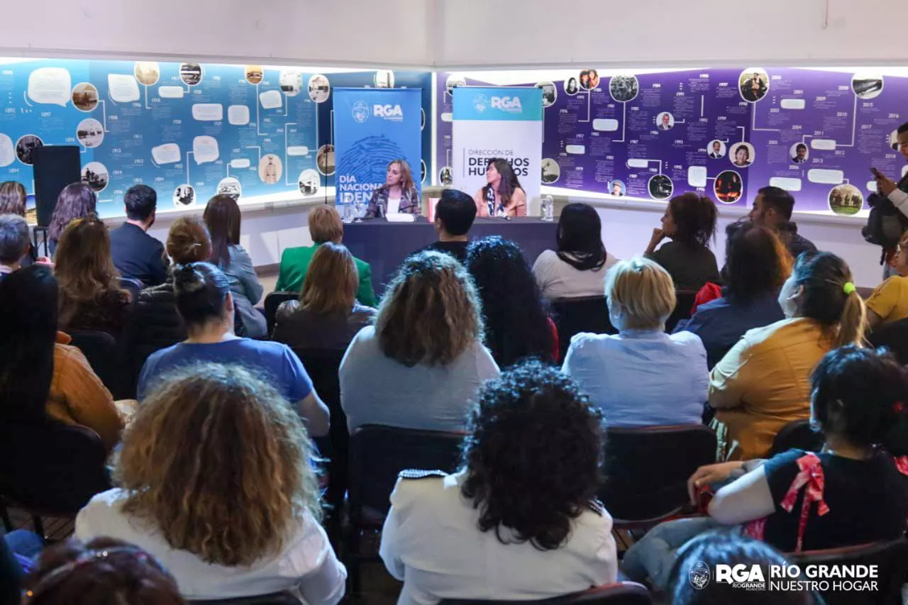 Victoria Montenegro presentó en Río Grande su libro “Hasta Ser Victoria”