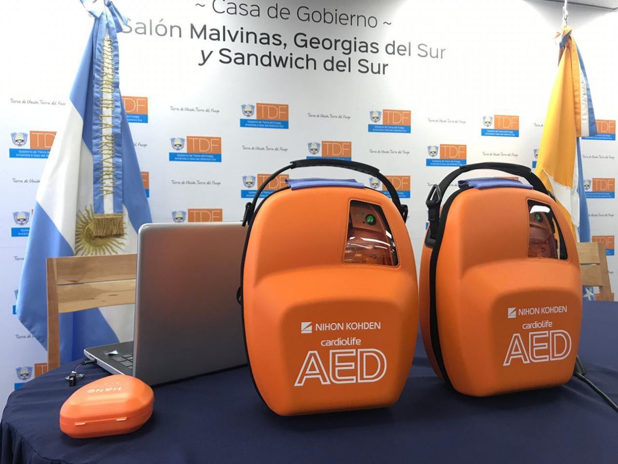 Instalan en casa de gobierno los primeros desfibriladores y capacitan al personal para su uso