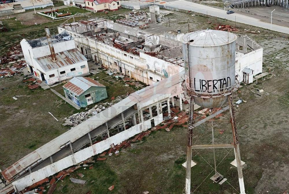 Indignación: Aparecieron pintadas en la torre de agua del ex ...