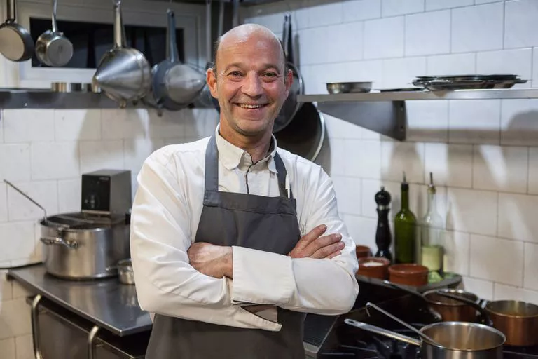 El chef francés que llegó a Ushuaia como mochilero y se consagró con su ...